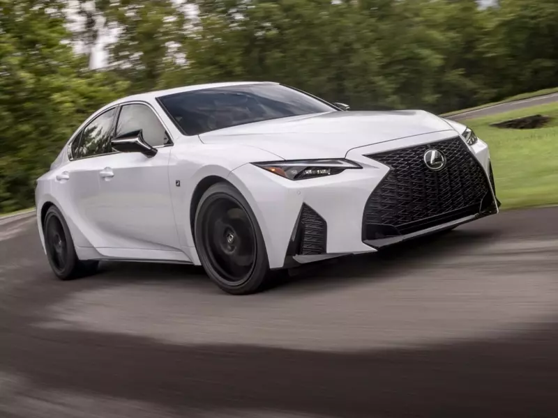 新世代《Lexus IS》預計10月海外發表｜渦輪引擎有望回歸 恐改用前驅平台 變成《Toyota Corolla Altis》雙生車？！