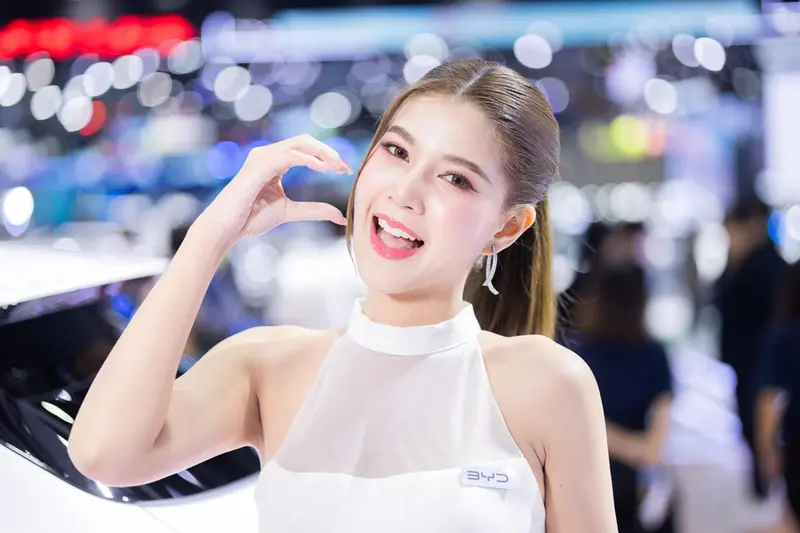 Motorshow2024 SUTHINAREE SRIPAMORN 今天又逛到了一位「比亞迪」的美女車模